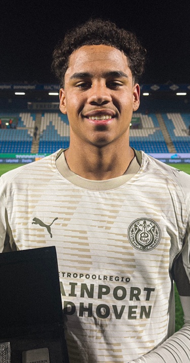 PSV - Debuut | Noah Fernandez ontvangt De Frederik